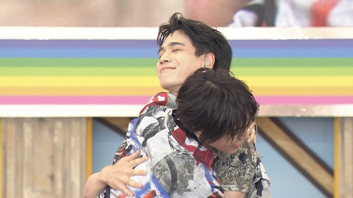 【限定写真16枚】JO1が真夏のステージでファン7000人と盛り上がり！客席パフォーマンスのサプライズ＆新曲披露【めざましライブ】 | めざましmedia | “好き”でつながる