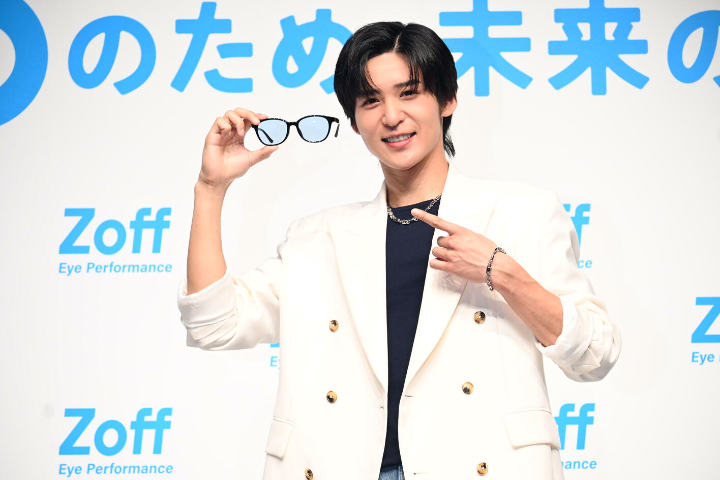 目黒蓮（Snow Man）“爆イケ”サングラス姿で登場！「キャッチボールもっとやりたかったです！」CM撮影エピソードも語る「Zoff」グローバルブランドアンバサダー就任発表会 | めざまし ...